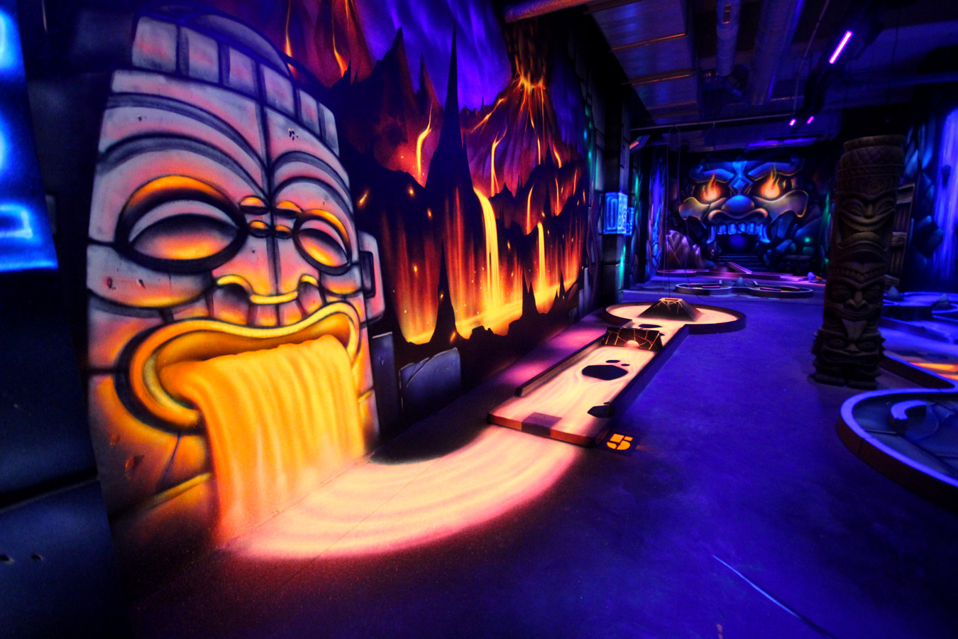 À propos de Black Holes Minigolf | Activités indoor à Chambly Oise